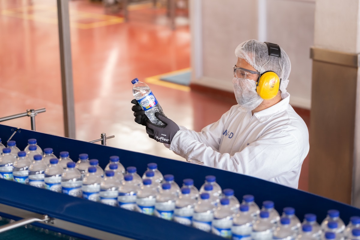 Postobón dona un millón de litros de agua a comunidades vulnerables al ...